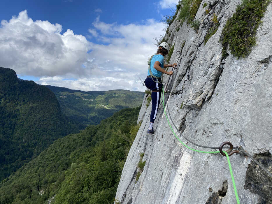 Via ferrata de la Roche Veyrand Journée sportive en Chartreuse.